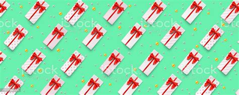 골드와 실버 펄 추상적인 무늬가 있는 롱 선물 박스 녹색 배경에 고립 된 빨간색 리본과 나비 넥타이가있는 선물 상자 3d 벡터 일러스트레이션 Eps10 축하 포스터용