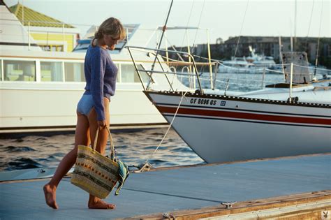 Белокурая винтажная девушка Карен Виттер демонстрирует свои длинные ноги и красивые сиськи на