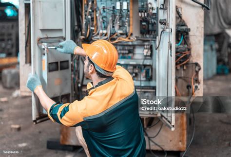 전기 기술자는 배선 극성 접지 전압을 테스트하고 클램프 미터 드라이버 및 커터가 포함된 수공구를 사용하여 전기 유지 관리를