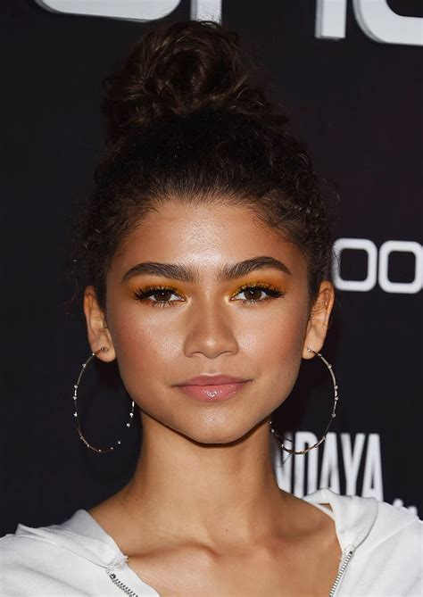 Pin By Martin Phipps On Zendaya Zendaya Hair Prom Makeup Look