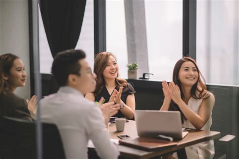 회의실에서 자신의 부관의 프리젠 테이션을 듣고 사무실 직원의 그룹과 박수를 기업 비즈니스에 대한 스톡 사진 및 기타 이미지