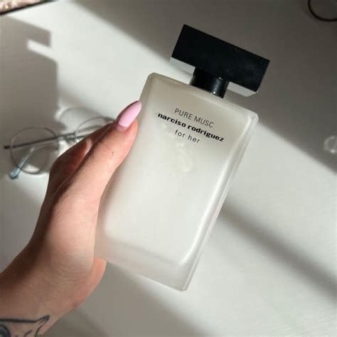 Parfum გაზაფხულის სურნელი შენს ხელშია გარეთ მზეა ჰაერში გაზაფხულის მაგია ტრიალებს… ახლა