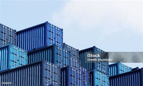 하늘 배경의 파란색 컨테이너 상자 스택 수출입 물류를위한화물 운송 비즈니스 및 운송 개념 3d 그림 렌더링 화물 운송에 대한 스톡 사진 및 기타 이미지 Istock