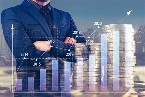 동전과 도시의 밤 금융 및 투자 투자 수입 은행 및 이익 개념의 단계로 사무실에서 일하는 사업가의 이중 노출 개념에 대한 스톡 사진 및 기타 이미지 Istock