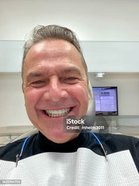 큰 미소를 지으며 새 이빨을 보여주는 남자의 정면을 닫습니다 건강한 생활방식에 대한 스톡 사진 및 기타 이미지 건강한 생활방식 이빨 55 59세 Istock