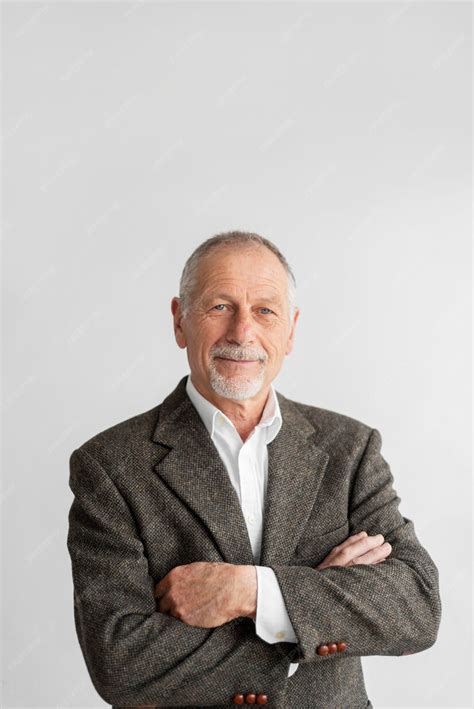 Retrato Hombre De Negocios Llevando Traje Formal Foto Gratis