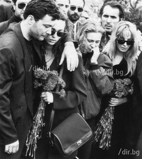 27 април 1995 г Съсипаният от мъка Георги Илиев на погребението на