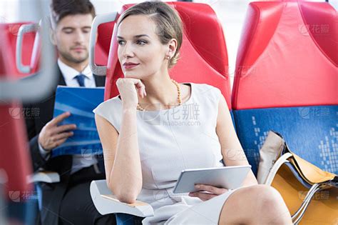 一个女人挡住了去开会的路