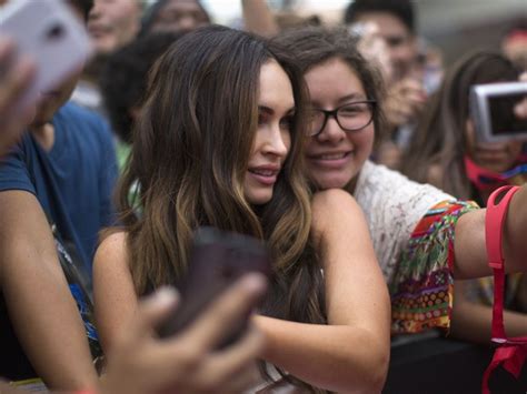 EGO Megan Fox faz biquinho ao posar para foto com fãs notícias de Cinema