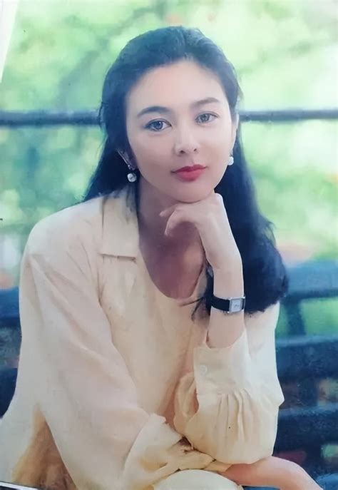 关之琳：曾因两个高尔夫球身败名裂，两婚两离，如今从商身价上亿