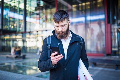 휴대 전화를 사용 하 여 사무실에 그의 방법에 젊은 Hipster 건축가 갈색 머리에 대한 스톡 사진 및 기타 이미지 갈색 머리 건축가 걷기 Istock