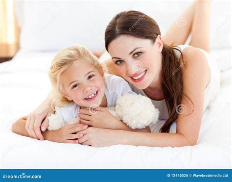 Retrato De Una Madre Sonriente Y De Su Ni A Foto De Archivo Imagen De Vida Retrato