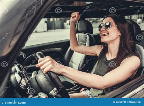 Meisje In Auto Stock Foto Image Of Modern Pret Motor 97256746