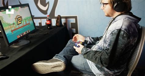 앉아서 컨트롤 패드를 사용하여 비디오 게임을 하는 남자 사진 Unsplash의 무료 게임 이미지