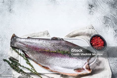 소금과 백리향을 곁들인 생 무지개 송어 물고기 회색 배경 맨 위 보기입니다 복사 공간 건강한 식생활에 대한 스톡 사진 및 기타 이미지 건강한 식생활 고기 낚시