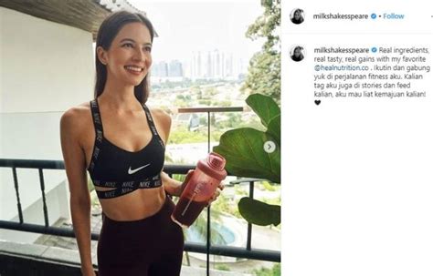 Bikin Susah Kedip 5 Pesona Juria Hartmans Dengan Perut Six Pack