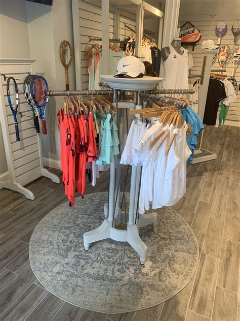 Hampstead Display Open Column 4 Way Bauer International