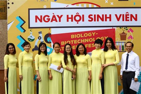 Tập thể nữ khoa Sinh học Công nghệ sinh học trường Đại học Quốc gia TP Hồ Chí Minh nhận Giải