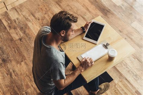 在咖啡馆里用餐桌上的手高清图片下载 正版图片503131128 摄图网