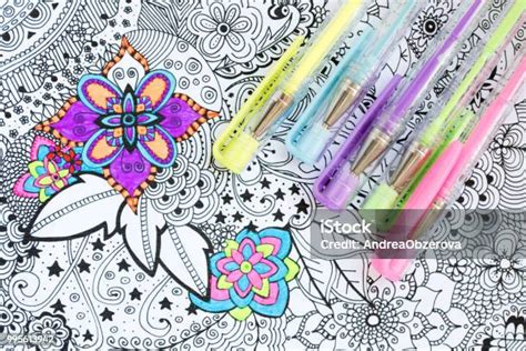 성인 색칠 책 새로운 스트레스 완화 추세입니다 미술 치료 정신 건강 창의력과 Mindfulness 개념 성인 파스텔 컬러 젤 펜으로 페이지를 색칠 평평 하다 배경 0명에