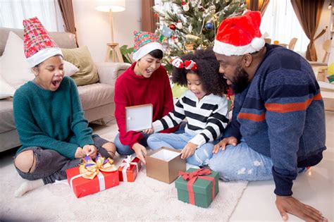 행복한 가족 아버지와 어머니는 집에서 크리스마스 날 축하에 딸과 함께 선물 상자를주고 집에 흥분 부모와 크리스마스 추수 감사절 이브 메리 크리스마스 가정 생활에 대한 스톡