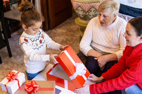 가족과 함께 크리스마스 선물을 여는 아이 빨간 종이로 감싼 선물 소포에 대한 스톡 사진 및 기타 이미지 소포 열기 2 3