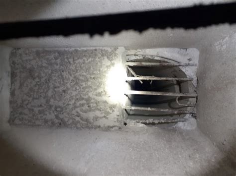 Сотрудники ГБУ «Жилищник района Черемушки проверяют вентиляционные каналы в многоквартирных домах