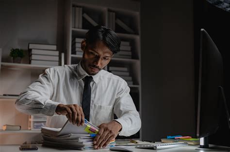 사업가는 데스크톱 컴퓨터를 사용하여 분석 문서 작업 문제 해결 중요한 프로젝트 완료를 수행합니다 재무 성과 계약 관리 개념 정보