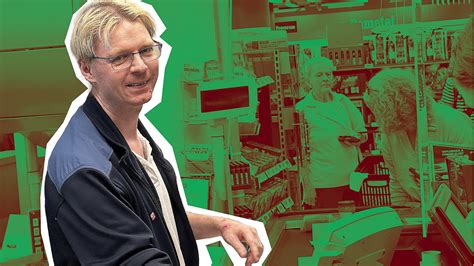 Brian Elsker Sit Job Ved Kassen Men én Type Kunder Provokerer Ham Tv2 Østjylland