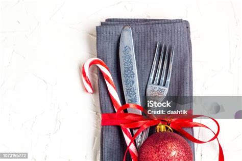 나이프 포크 빨간 공 사탕 지팡이 Copyspace와 하얀 테이블 위에 리본으로 크리스마스 테이블 장소 설정 0명에 대한 스톡 사진 및 기타 이미지 Istock