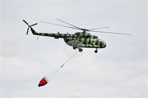 Военен хеликоптер и днес се включи в потушаването на пожара на полигона Ново село Утро