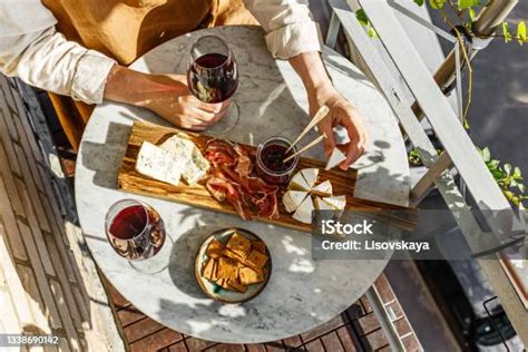 여름 화창한 날에는 대리석 테이블에 부드러운 치즈 과일 소스 레드 와인을 곁들인 다양한 전채 치즈 보드 와인에 대한 스톡 사진