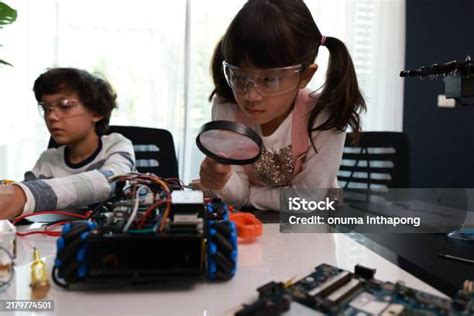 천재 학생 조립 및 프로그래밍 로봇 학습 키트 과학 및 기술행복한 학교 어린이 소년 소녀 실험실에서 로봇에 작업 10 11세에 대한 스톡 사진 및 기타 이미지 Istock