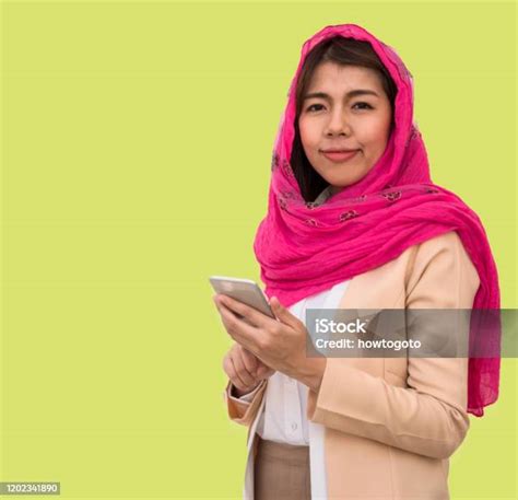 스마트 폰 응용 프로그램을 사용하여 이슬람 여성은 스마트 폰 무슬림 현대 Uae 도시를 들고 손에 일정 의제를 구성합니다 아랍 여자 착용 히잡 과 무슬림 정장 드레스 보내는