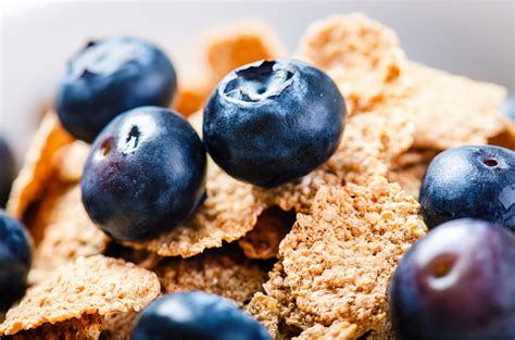 블루베리와 흰색 테이블에 전체 Muesli 그릇 건강 한 아침 시리얼 우유 씨앗 과일 귀리 플레이크 0명에 대한 스톡 사진 및 기타 이미지 Istock