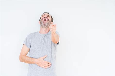 고립 된 배경 위에 잘생긴 수석 남자 가슴 위에 손가락 손으로 카메라를 가리키는 부끄러움 표현 남자에 대한 스톡 사진 및 기타 이미지 Istock