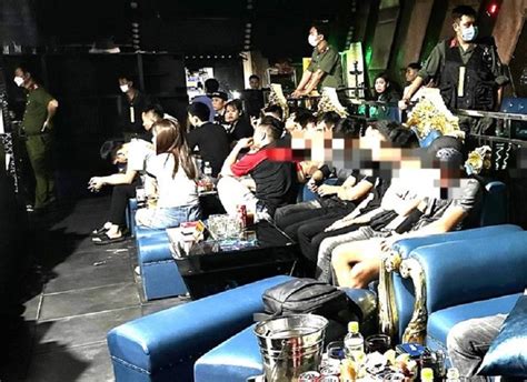 H Ng Ch C Ng I D Ng T Nh V I Ma T Y Trong Qu N Karaoke B Nh D Ng