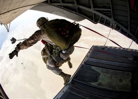 Fotos Gratis Gente Cielo Saltar Avión Militar Alto Vuelo