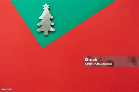 메리 크리스마스 훈장 및 새 해 복 많이 받으세요 장식품 개념의 상위 뷰를 테이블 평면 홈 스튜디오 사무실 책상에서 현대 소박한