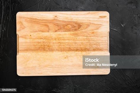 나무 도마 검은 어두운 돌 테이블 배경에 상단 보기 평면 누워 텍스트 또는 제품을위한 복사 공간 검은색에 대한 스톡 사진 및 기타 이미지 Istock