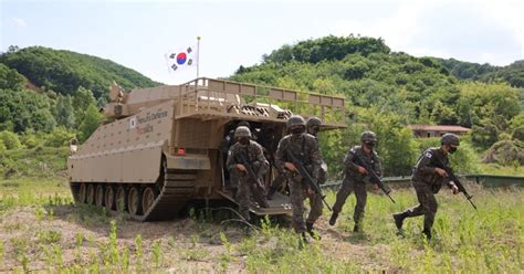 미래형 보병전투장갑차 레드백 육군 기동시연