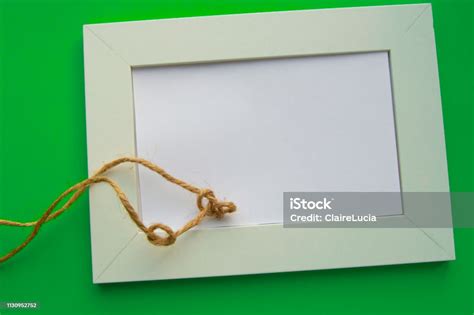 텍스트에 대 한 공간을 가진 흰색 빈 프레임은 녹색 배경에 놓여 매듭에 감기 장식 성 패트릭의 날을 축 하 3월에 대한 스톡 사진 및 기타 이미지 Istock