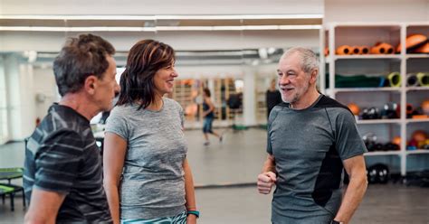 운동을 하고 서서 이야기를 나눈 후 체육관에서 휴식을 취하는 쾌활한 노인 그룹 사진 Unsplash의 사람 이미지