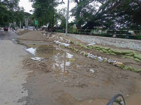 Monywa Residents Use Sandbags To Stop Chindwin River Embankment Leak Global New Light Of Myanmar