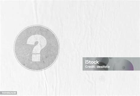 흰색 주름진 주름진 종이 질감 배경 위에 테두리 또는 프레임 파스텔 라이트 그레이 원 안에 둘러싸인 수평 부드러운 회색 컬러 물음표 기호 또는 기호 물음표에 대한 스톡 벡터