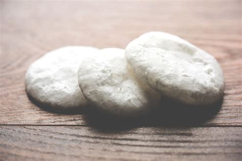 Batasha 또는 Chilaka는 이다는 만든 설탕 시럽 방울을 사용 하 여 그것은 성전에서 하나님을 제공 하는 인기 있는 힌두교 종교 음식 나무 바구니 또는 그릇에 제공