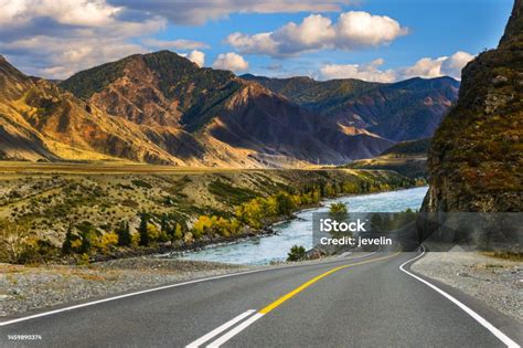 높은 눈 덮인 산 봉우리 노란 사막 가을 녹색 숲과 푸른 하늘 사이의 뱀 아스팔트 도로 마운트 풍경의 배경에 대한 고속도로의 자동차 산에 대한 스톡 사진 및 기타 이미지