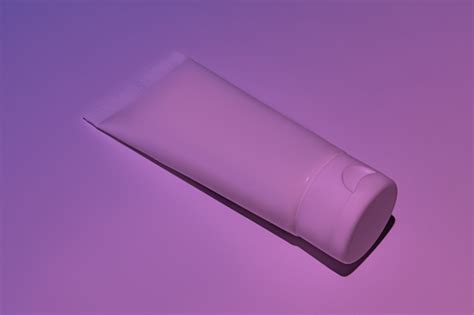 네온 핑크 배경에 브랜드가 없는 흰색 스퀴즈 화장품 크림 병 튜브 천연 오란 스파 화장품 개념 모형 템플릿 0명에 대한 스톡