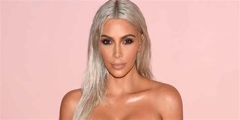 Kim Kardashian Saffiche Complètement Nue Sur Une Table