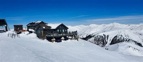 콜로라도주 아라파호 분지 스키 리조트의 산 정상에 위치한 작은 스키 산장 0명에 대한 스톡 사진 및 기타 이미지 0명 겨울